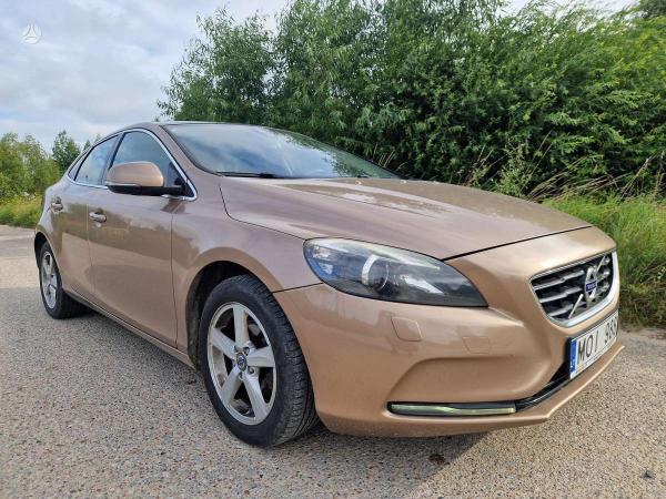 Brūns Volvo V40 2013 Alīta, ar dzinēja tilpumu 1.56 L un nobraukumu 320 tūkst. km par 4000 €, foto 3 vietnē AUTOMOTO.COM.LV