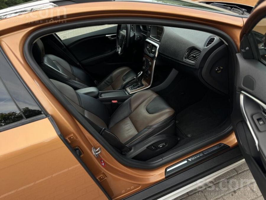 Brown Volvo V40 2013 in Jurmala, with an engine capacity of 2.50 L and mileage of 0 thousand km for 8800 €, photo 21 on AUTOMOTO.COM.LV