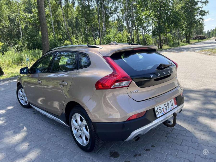 Brown Volvo V40 2015 in Kaunas, with an engine capacity of 2.00 L and mileage of 267 thousand km for 7399 €, photo 4 on AUTOMOTO.COM.LV