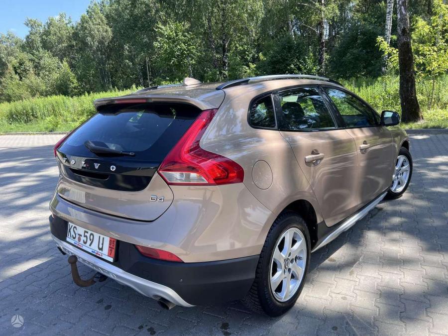 Brown Volvo V40 2015 in Kaunas, with an engine capacity of 2.00 L and mileage of 267 thousand km for 7399 €, photo 5 on AUTOMOTO.COM.LV