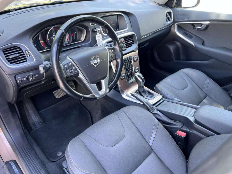 Brown Volvo V40 2015 in Kaunas, with an engine capacity of 2.00 L and mileage of 267 thousand km for 7399 €, photo 6 on AUTOMOTO.COM.LV