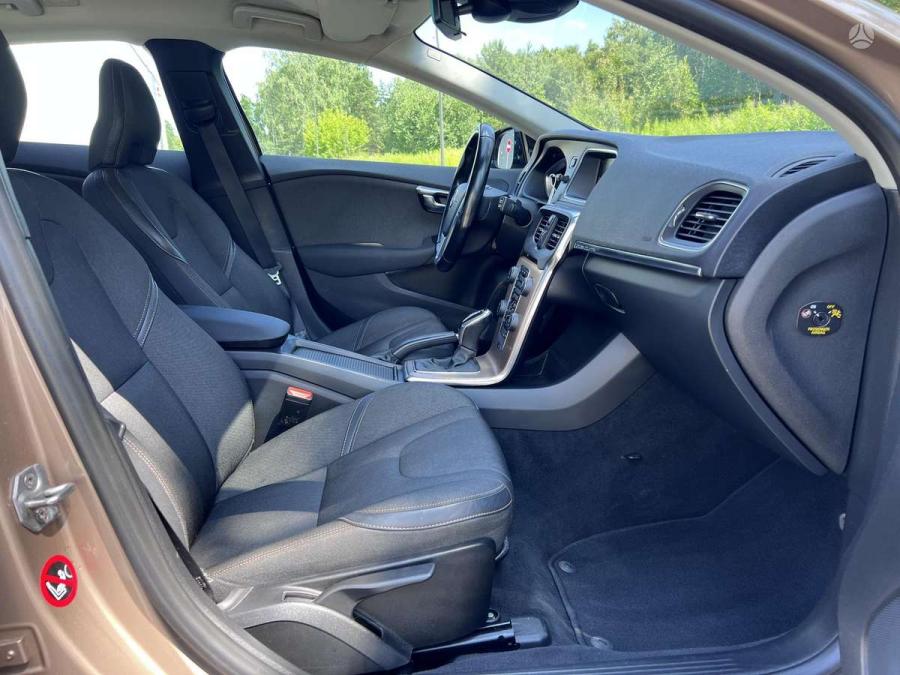 Brown Volvo V40 2015 in Kaunas, with an engine capacity of 2.00 L and mileage of 267 thousand km for 7399 €, photo 12 on AUTOMOTO.COM.LV