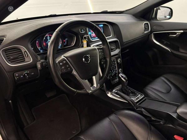 Brown Volvo V40 2016 in Marijampole, with an engine capacity of 1.97 L and mileage of 154 thousand km for 11999 €, photo 2 on AUTOMOTO.COM.LV