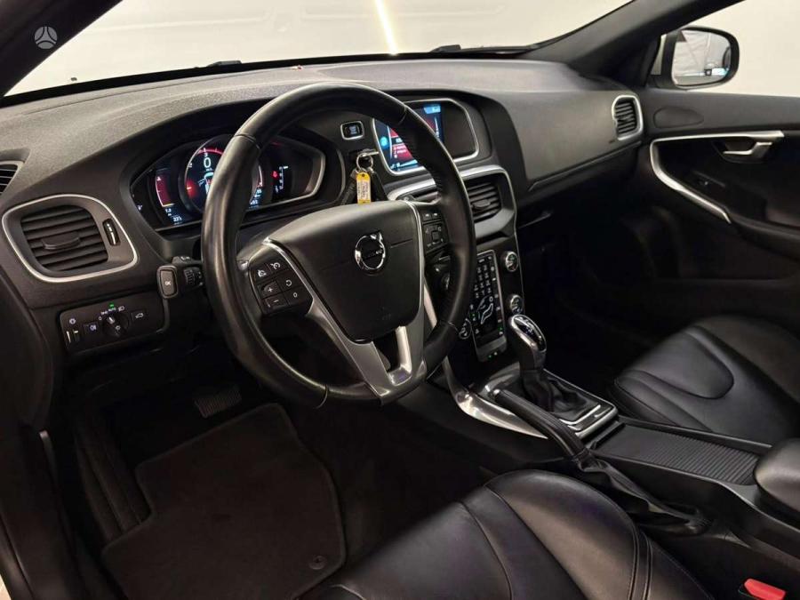 Brown Volvo V40 2016 in Marijampole, with an engine capacity of 1.97 L and mileage of 154 thousand km for 11999 €, photo 3 on AUTOMOTO.COM.LV