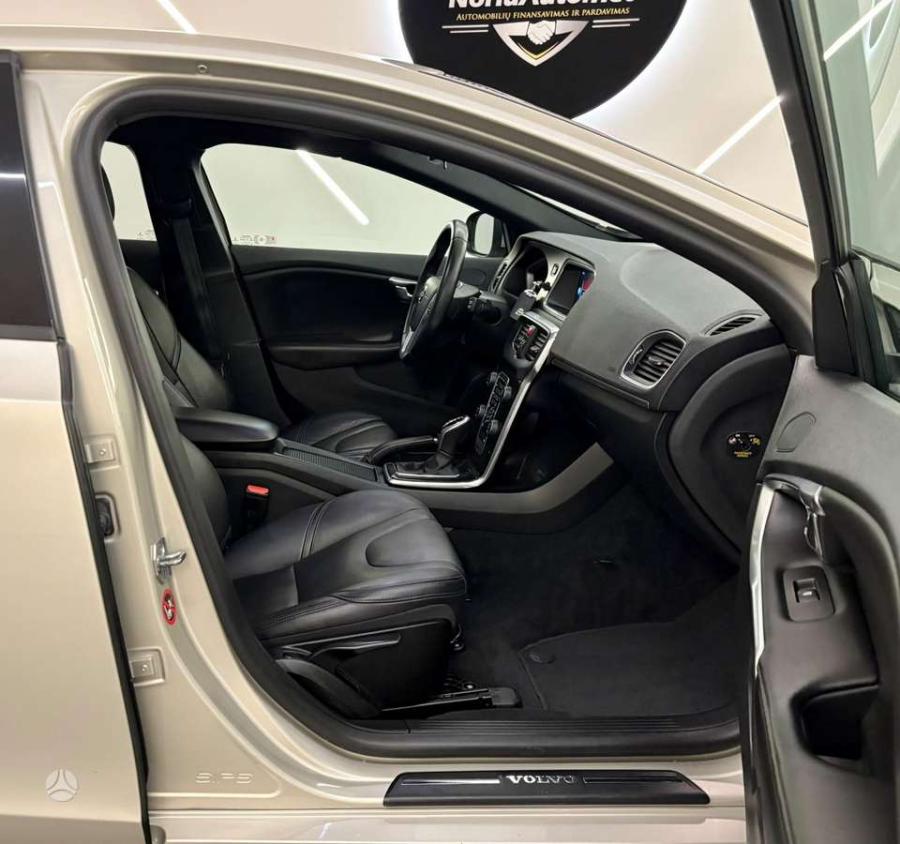 Brown Volvo V40 2016 in Marijampole, with an engine capacity of 1.97 L and mileage of 154 thousand km for 11999 €, photo 15 on AUTOMOTO.COM.LV