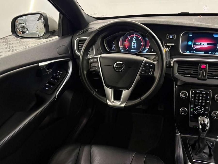 Brown Volvo V40 2016 in Marijampole, with an engine capacity of 1.97 L and mileage of 154 thousand km for 11999 €, photo 17 on AUTOMOTO.COM.LV