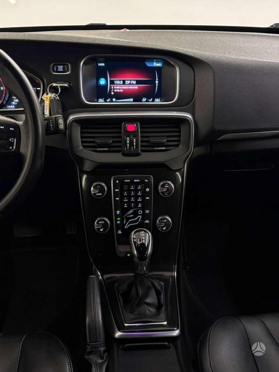 Brown Volvo V40 2016 in Marijampole, with an engine capacity of 1.97 L and mileage of 154 thousand km for 11999 €, photo 18 on AUTOMOTO.COM.LV