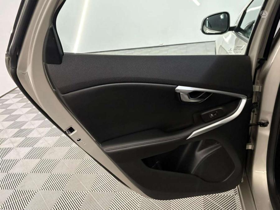 Brown Volvo V40 2016 in Marijampole, with an engine capacity of 1.97 L and mileage of 154 thousand km for 11999 €, photo 20 on AUTOMOTO.COM.LV