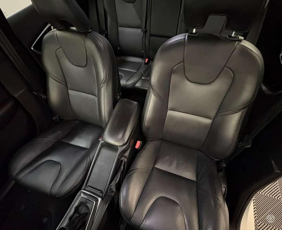Brown Volvo V40 2016 in Marijampole, with an engine capacity of 1.97 L and mileage of 154 thousand km for 11999 €, photo 23 on AUTOMOTO.COM.LV