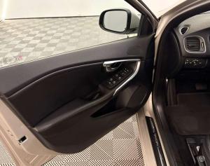 Brown Volvo V40 2016 in Marijampole, with an engine capacity of 1.97 L and mileage of 154 thousand km for 11999 €, photo 24 on AUTOMOTO.COM.LV