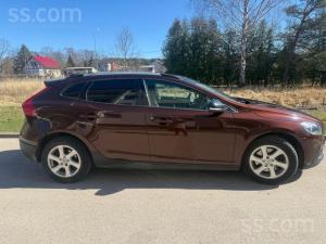 Brūns Volvo V40 2016 Rīga, ar dzinēja tilpumu 2.00 L un nobraukumu 146 tūkst. km par 8500 €, foto  vietnē AUTOMOTO.COM.LV