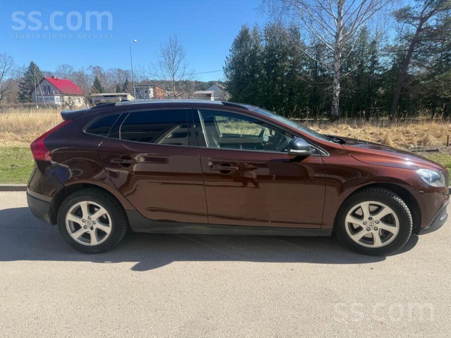 Brūns Volvo V40 2016 Rīga, ar dzinēja tilpumu 2.00 L un nobraukumu 146 tūkst. km par 8500 €, foto 1 vietnē AUTOMOTO.COM.LV
