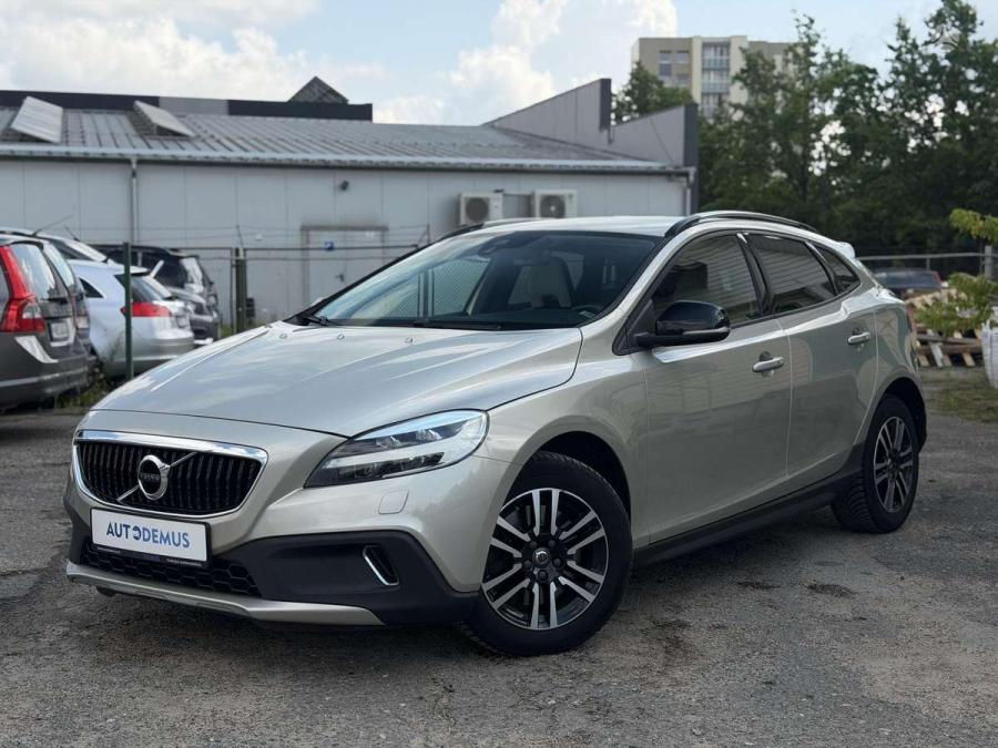 Brown Volvo V40 2017 in Mazeikiai, with an engine capacity of 2.00 L and mileage of 283 thousand km for 10700 €, photo 1 on AUTOMOTO.COM.LV