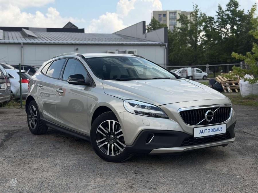 Brown Volvo V40 2017 in Mazeikiai, with an engine capacity of 2.00 L and mileage of 283 thousand km for 10700 €, photo 3 on AUTOMOTO.COM.LV