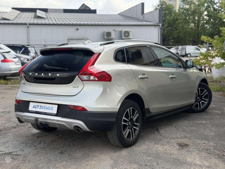 Brown Volvo V40 2017 in Mazeikiai, with an engine capacity of 2.00 L and mileage of 283 thousand km for 10700 €, photo 4 on AUTOMOTO.COM.LV