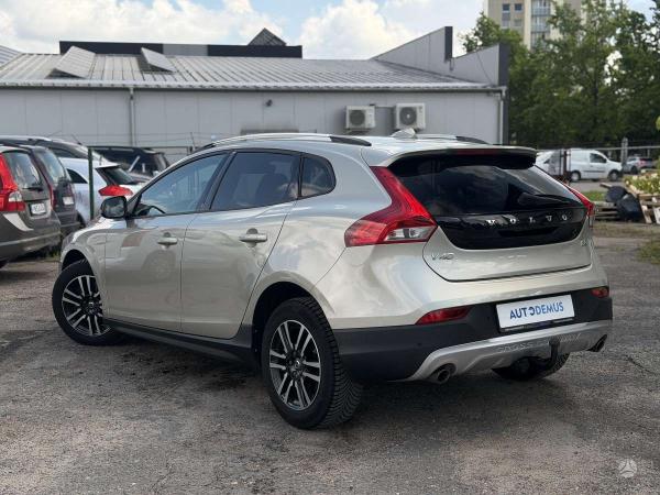 Brown Volvo V40 2017 in Mazeikiai, with an engine capacity of 2.00 L and mileage of 283 thousand km for 10700 €, photo 4 on AUTOMOTO.COM.LV