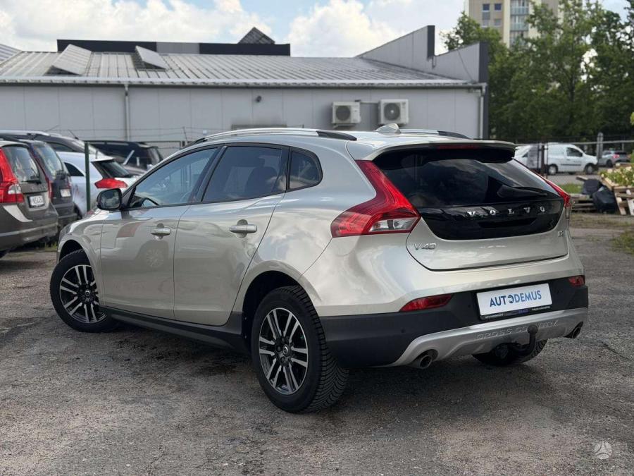 Brown Volvo V40 2017 in Mazeikiai, with an engine capacity of 2.00 L and mileage of 283 thousand km for 10700 €, photo 5 on AUTOMOTO.COM.LV