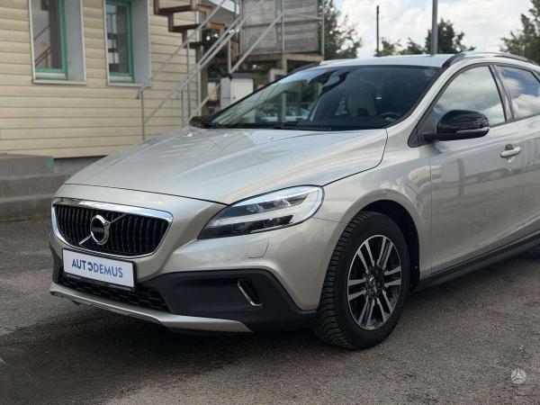 Brown Volvo V40 2017 in Mazeikiai, with an engine capacity of 2.00 L and mileage of 283 thousand km for 10700 €, photo 5 on AUTOMOTO.COM.LV