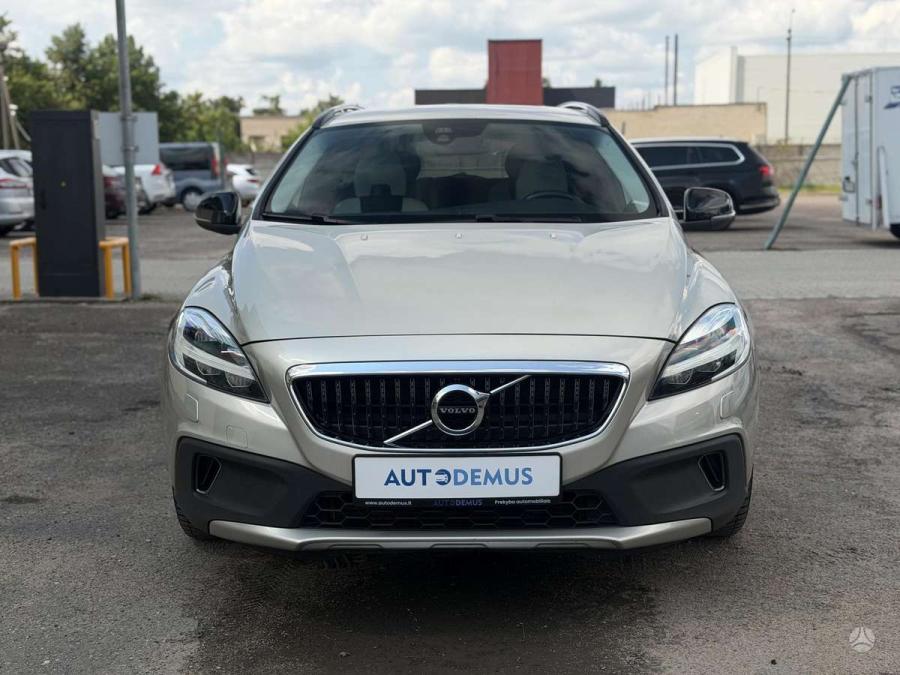 Brown Volvo V40 2017 in Mazeikiai, with an engine capacity of 2.00 L and mileage of 283 thousand km for 10700 €, photo 7 on AUTOMOTO.COM.LV