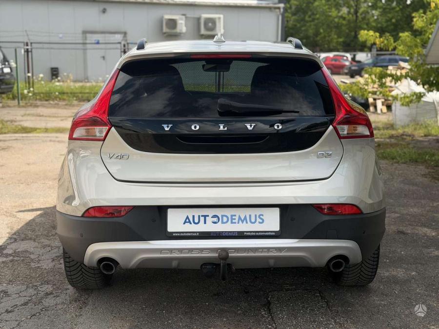 Brown Volvo V40 2017 in Mazeikiai, with an engine capacity of 2.00 L and mileage of 283 thousand km for 10700 €, photo 10 on AUTOMOTO.COM.LV