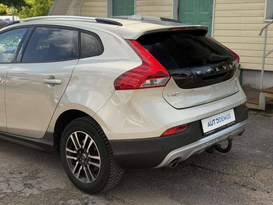 Brown Volvo V40 2017 in Mazeikiai, with an engine capacity of 2.00 L and mileage of 283 thousand km for 10700 €, photo 11 on AUTOMOTO.COM.LV