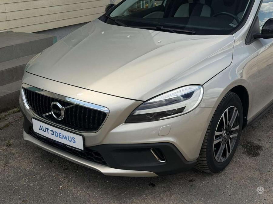 Brown Volvo V40 2017 in Mazeikiai, with an engine capacity of 2.00 L and mileage of 283 thousand km for 10700 €, photo 12 on AUTOMOTO.COM.LV