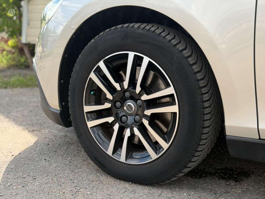 Brown Volvo V40 2017 in Mazeikiai, with an engine capacity of 2.00 L and mileage of 283 thousand km for 10700 €, photo 15 on AUTOMOTO.COM.LV