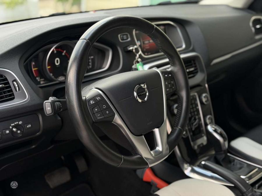 Brown Volvo V40 2017 in Mazeikiai, with an engine capacity of 2.00 L and mileage of 283 thousand km for 10700 €, photo 16 on AUTOMOTO.COM.LV