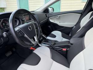 Brown Volvo V40 2017 in Mazeikiai, with an engine capacity of 2.00 L and mileage of 283 thousand km for 10700 €, photo 17 on AUTOMOTO.COM.LV