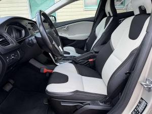 Brown Volvo V40 2017 in Mazeikiai, with an engine capacity of 2.00 L and mileage of 283 thousand km for 10700 €, photo 18 on AUTOMOTO.COM.LV