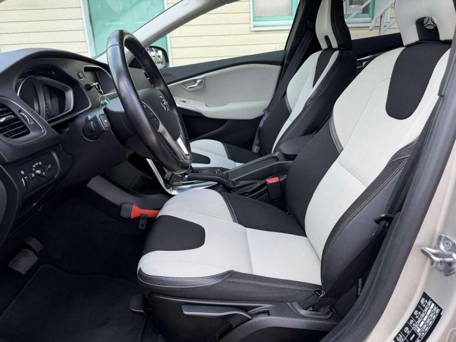 Brown Volvo V40 2017 in Mazeikiai, with an engine capacity of 2.00 L and mileage of 283 thousand km for 10700 €, photo 18 on AUTOMOTO.COM.LV
