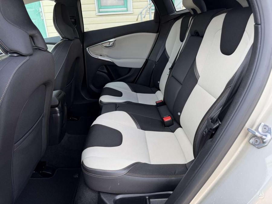 Brown Volvo V40 2017 in Mazeikiai, with an engine capacity of 2.00 L and mileage of 283 thousand km for 10700 €, photo 20 on AUTOMOTO.COM.LV