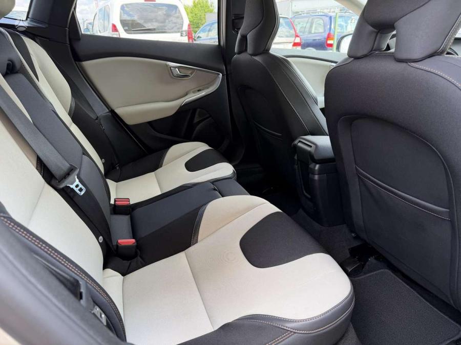 Brown Volvo V40 2017 in Mazeikiai, with an engine capacity of 2.00 L and mileage of 283 thousand km for 10700 €, photo 23 on AUTOMOTO.COM.LV