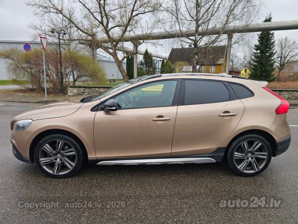 Brūns Volvo V40 2013 Paide, ar dzinēja tilpumu 2.00 L un nobraukumu 265 tūkst. km par 7999 €, foto 3 vietnē AUTOMOTO.COM.LV