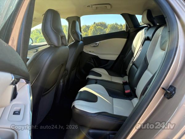 Brūns Volvo V40 2013 Tallina, ar dzinēja tilpumu 2.00 L un nobraukumu 208 tūkst. km par 10550 €, foto 9 vietnē AUTOMOTO.COM.LV