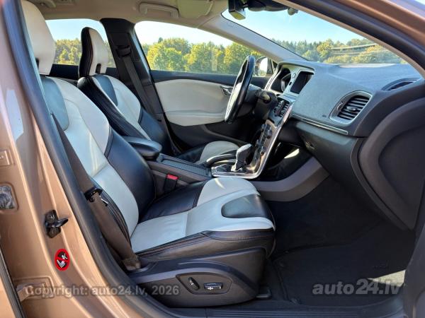 Brūns Volvo V40 2013 Tallina, ar dzinēja tilpumu 2.00 L un nobraukumu 208 tūkst. km par 10550 €, foto 10 vietnē AUTOMOTO.COM.LV