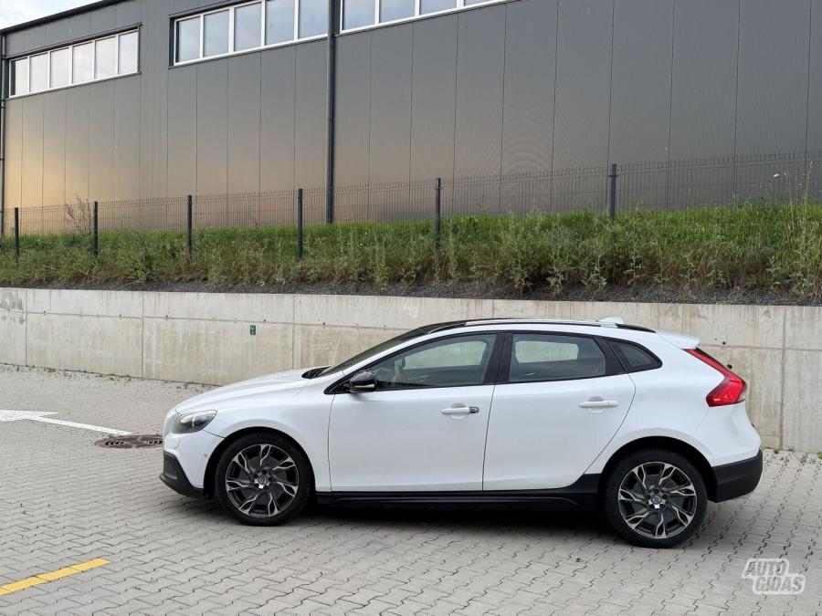 Volvo V40 2015 in Vilnius, with an engine capacity of 1.60 L and mileage of 360 thousand km for 4500 €, photo 5 on AUTOMOTO.COM.LV