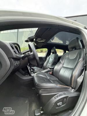 Volvo V40 2015 in Vilnius, with an engine capacity of 1.60 L and mileage of 360 thousand km for 4500 €, photo 11 on AUTOMOTO.COM.LV