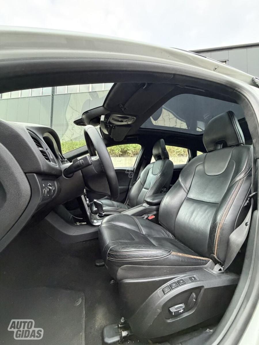 Volvo V40 2015 in Vilnius, with an engine capacity of 1.60 L and mileage of 360 thousand km for 4500 €, photo 11 on AUTOMOTO.COM.LV