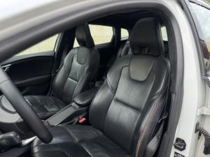 Volvo V40 2015 in Vilnius, with an engine capacity of 1.60 L and mileage of 360 thousand km for 4500 €, photo 13 on AUTOMOTO.COM.LV