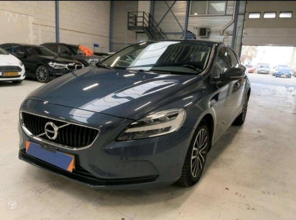 Green Volvo V40 2017 in Vilnius, with an engine capacity of 1.97 L and mileage of 271 thousand km for 8400 €, photo 1 on AUTOMOTO.COM.LV