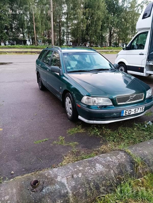 Green Volvo V40 1997 in Riga, with an engine capacity of 2.00 L and mileage of 293 thousand km for 500 €, photo 1 on AUTOMOTO.COM.LV