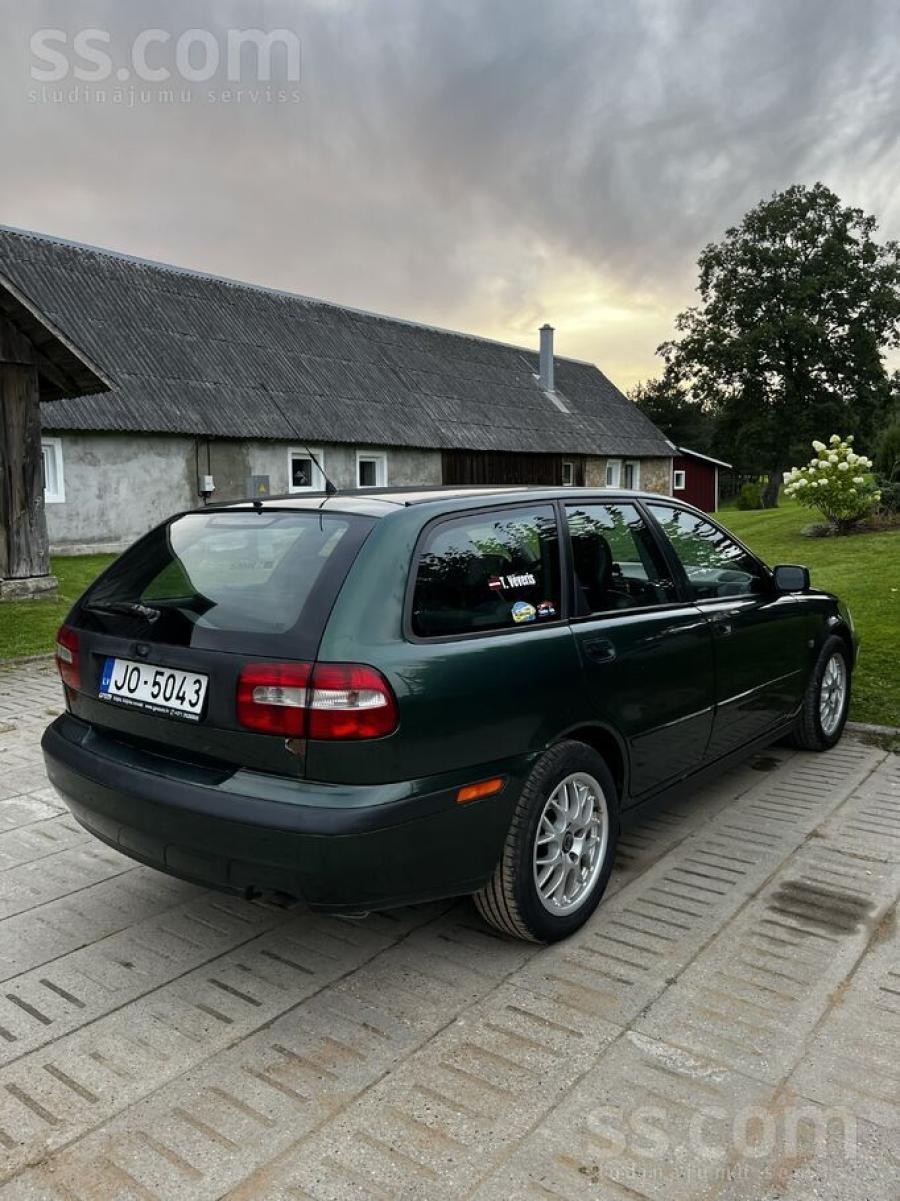 Green Volvo V40 2000 in Cesis, with an engine capacity of 1.90 L and mileage of 343 thousand km for 1600 €, photo 7 on AUTOMOTO.COM.LV