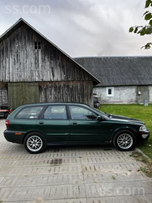 Green Volvo V40 2000 in Cesis, with an engine capacity of 1.90 L and mileage of 343 thousand km for 1600 €, photo 8 on AUTOMOTO.COM.LV