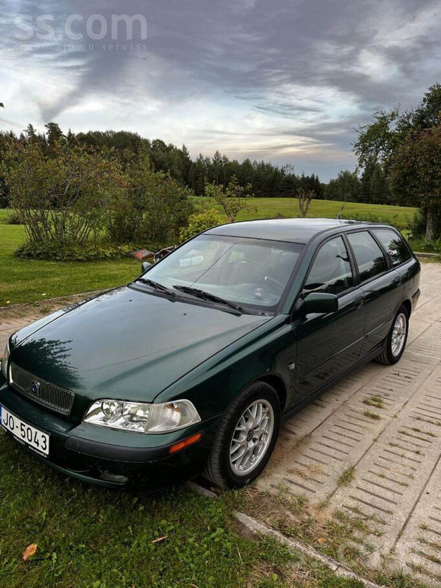 Green Volvo V40 2000 in Cesis, with an engine capacity of 1.90 L and mileage of 343 thousand km for 1600 €, photo 3 on AUTOMOTO.COM.LV