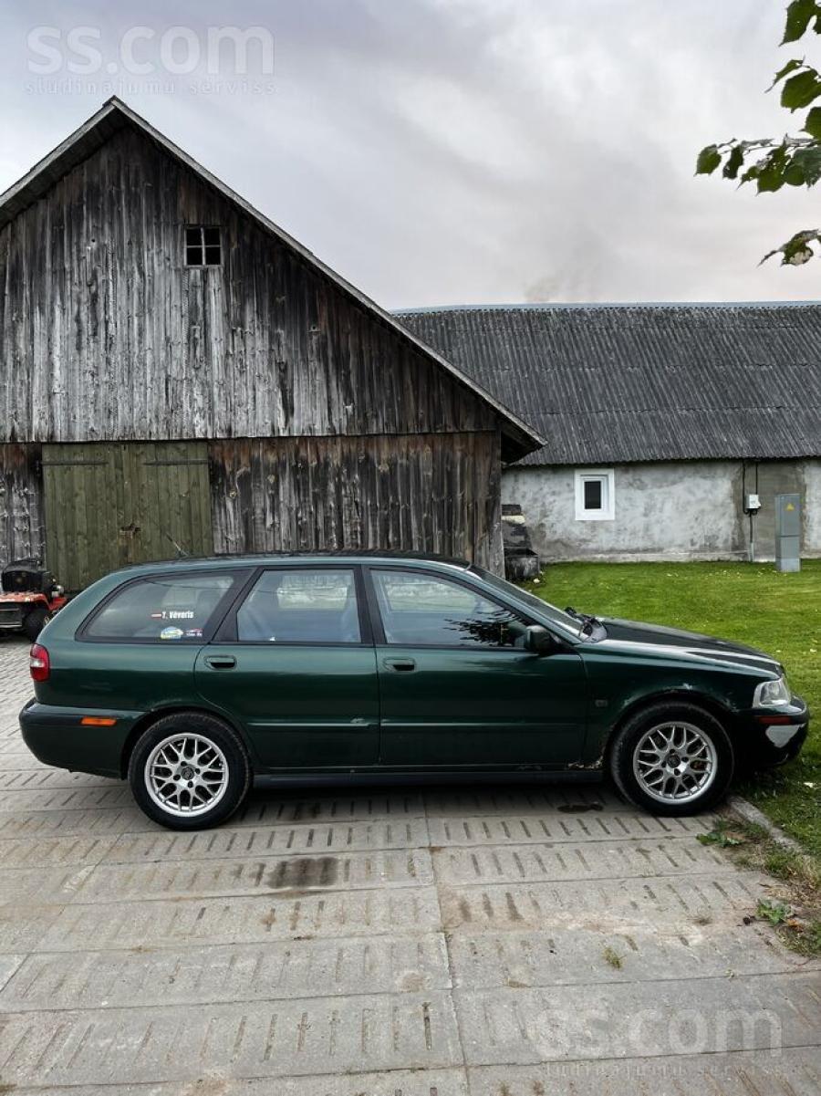 Green Volvo V40 2000 in Cesis, with an engine capacity of 1.90 L and mileage of 343 thousand km for 1600 €, photo 8 on AUTOMOTO.COM.LV