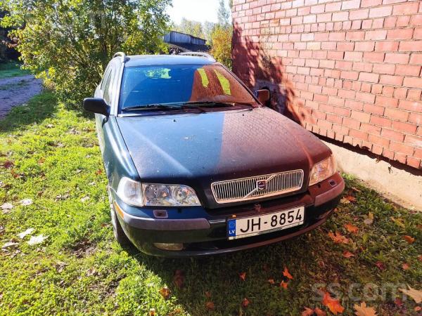 Green Volvo V40 2001 in Balvi, with an engine capacity of 1.90 L and mileage of 328 thousand km for 875 €, photo 1 on AUTOMOTO.COM.LV