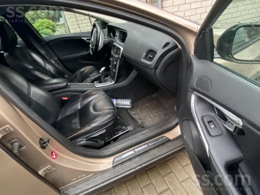 Green Volvo V40 2013 in Talsi, with an engine capacity of 1.60 L and mileage of 0 thousand km for 4800 €, photo 9 on AUTOMOTO.COM.LV
