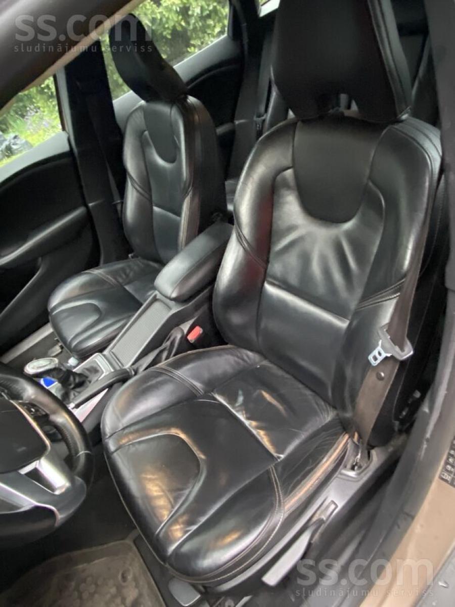 Green Volvo V40 2013 in Talsi, with an engine capacity of 1.60 L and mileage of 0 thousand km for 4800 €, photo 14 on AUTOMOTO.COM.LV