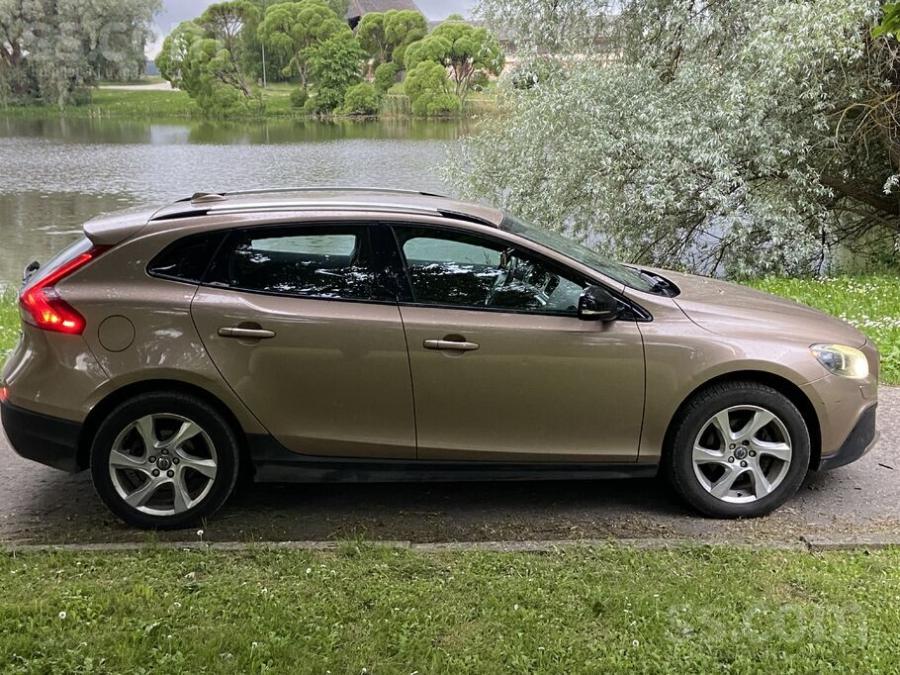 Green Volvo V40 2013 in Talsi, with an engine capacity of 1.60 L and mileage of 0 thousand km for 4800 €, photo 19 on AUTOMOTO.COM.LV